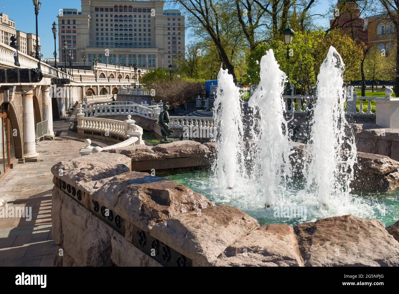 Town square modern fountains summer hi-res stock photography and images ...