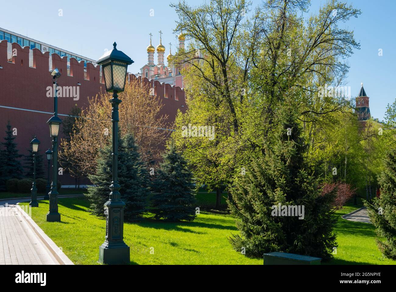 Walking path under the walls of the Moscow Kremlin in the Alexander ...