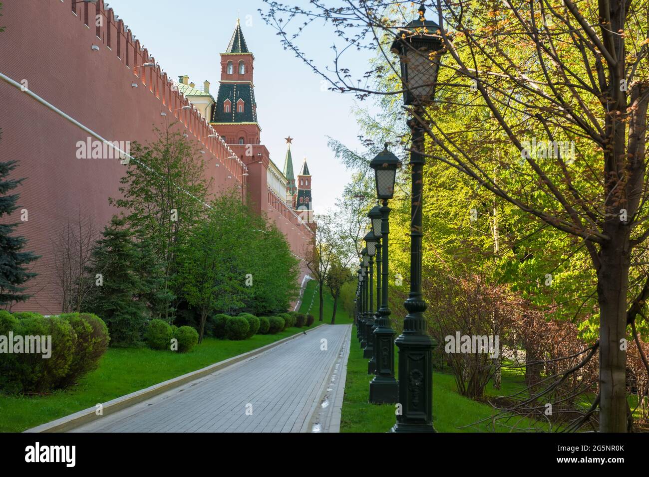 Walking path under the walls of the Moscow Kremlin in the Alexander ...