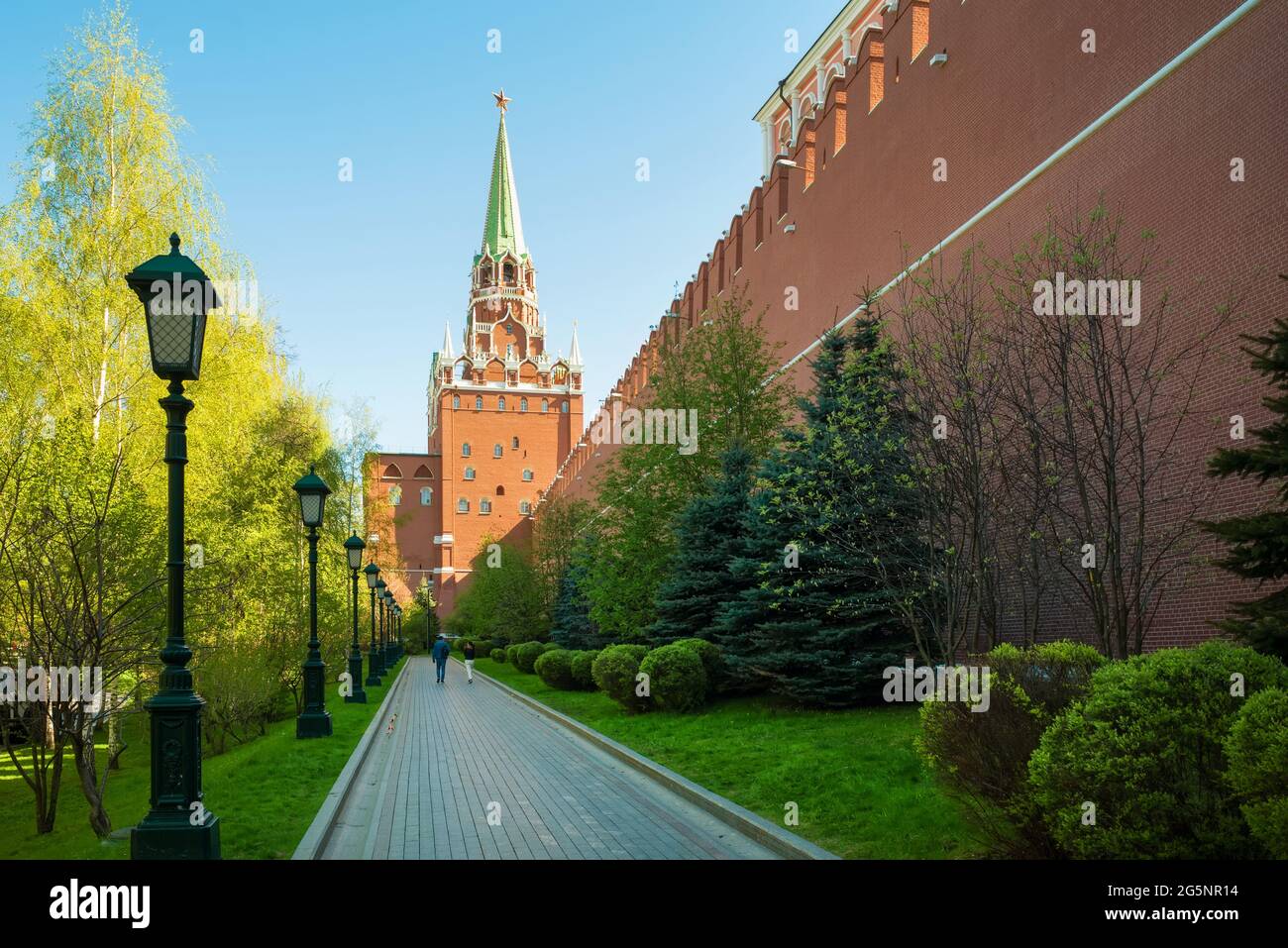 Walking path under the walls of the Moscow Kremlin in the Alexander ...