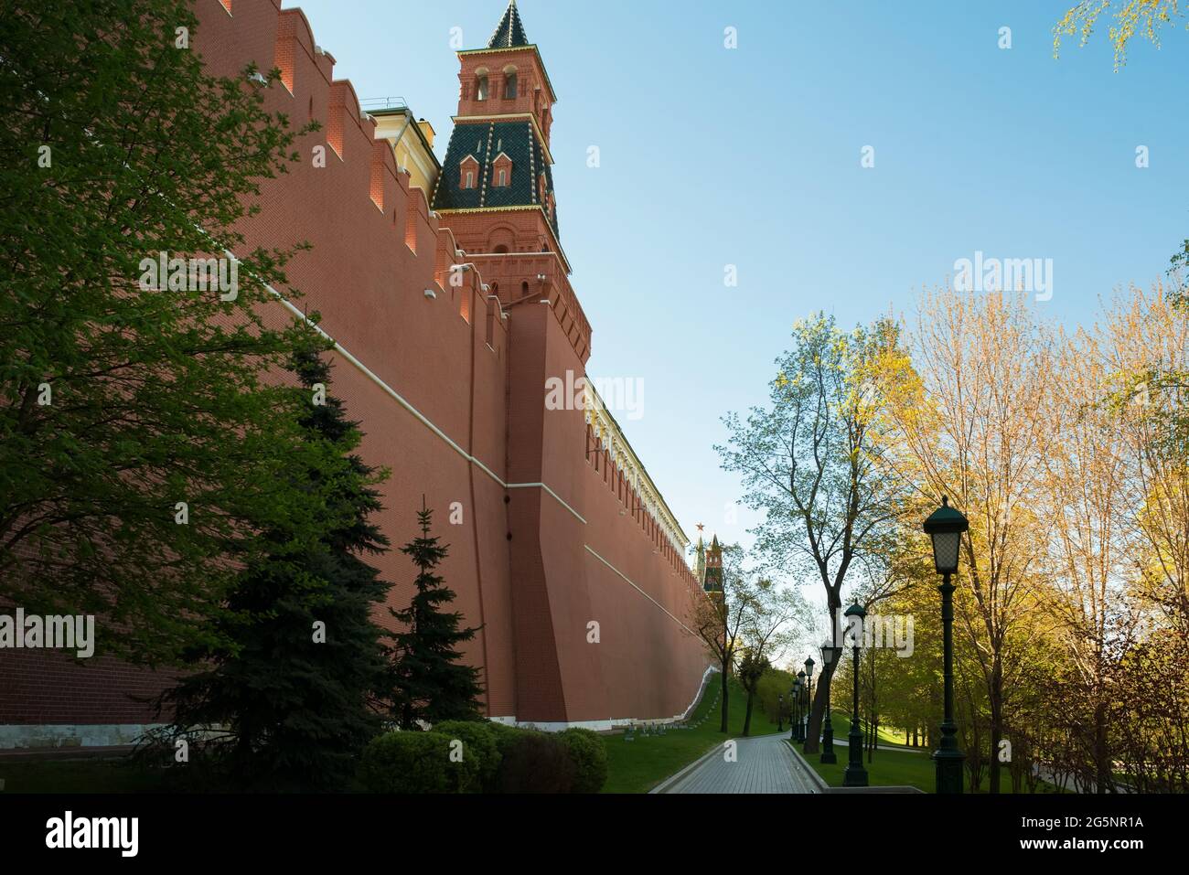 Walking path under the walls of the Moscow Kremlin in the Alexander ...