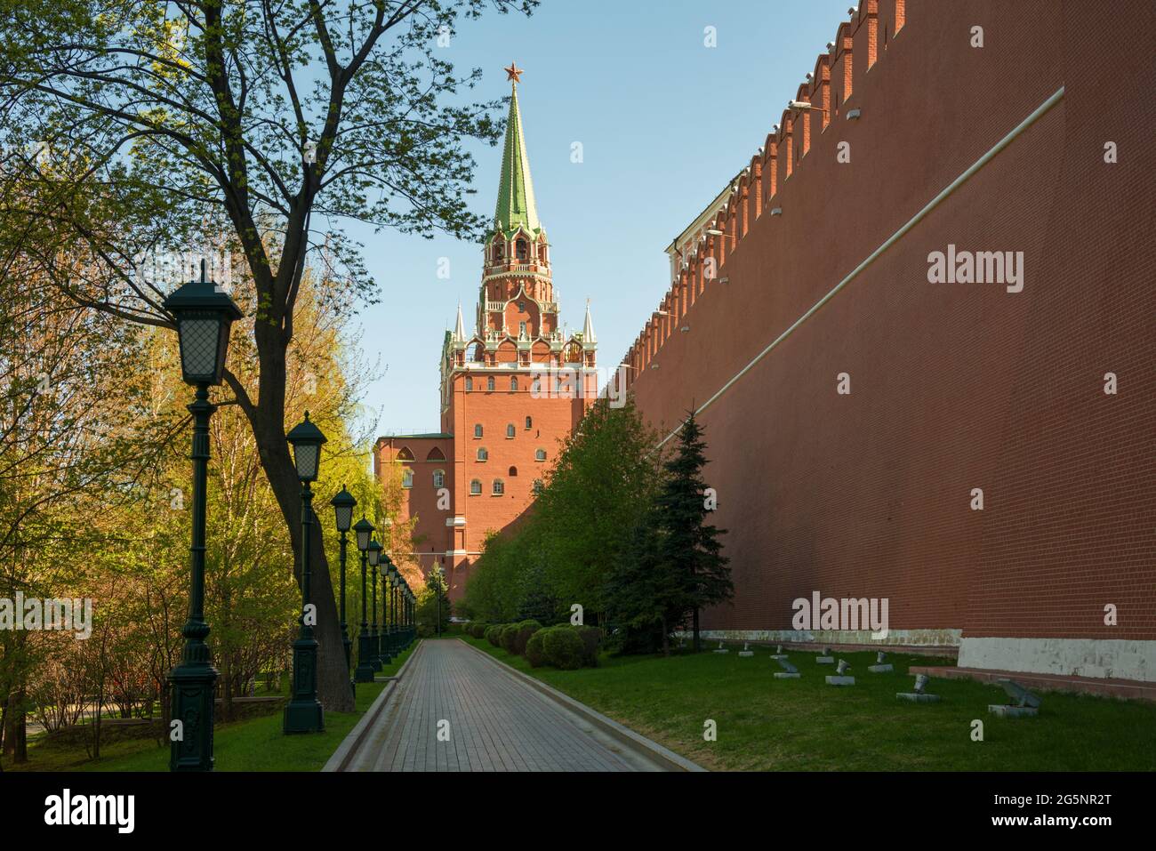 Walking path under the walls of the Moscow Kremlin in the Alexander ...
