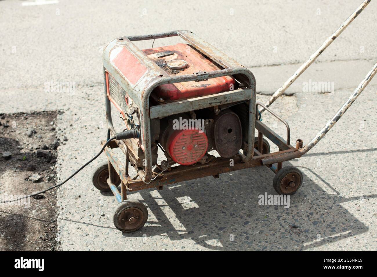 Gasoline generator of electricity. Power supply to the power tool ...