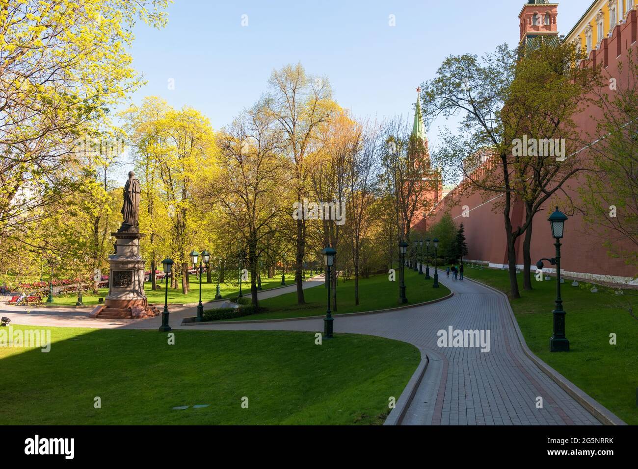Walking path under the walls of the Moscow Kremlin in the Alexander ...