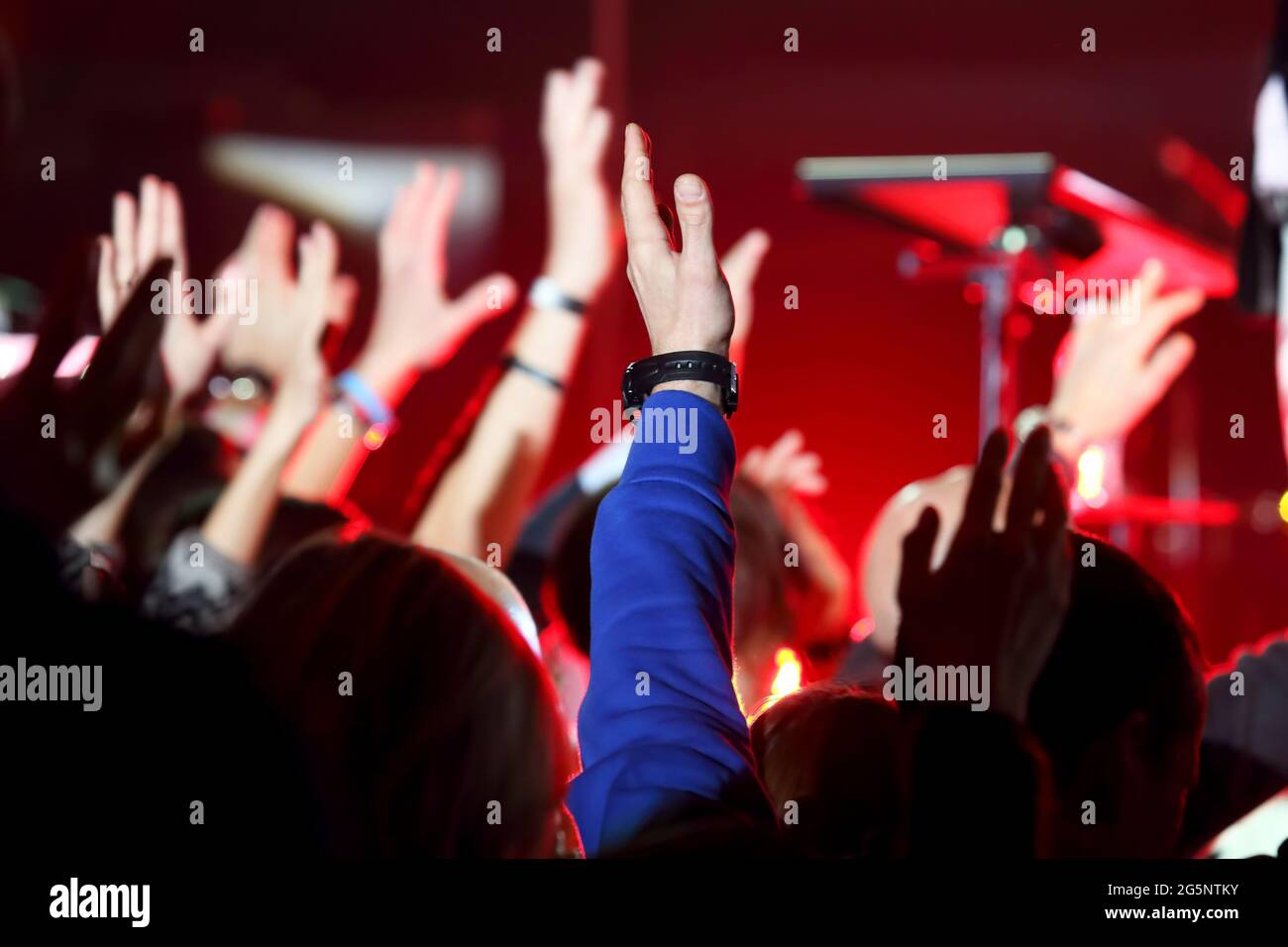 Crowd arms raised clap hi-res stock photography and images - Alamy