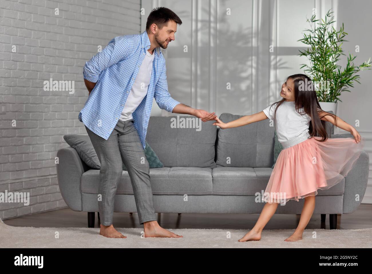 Dad and daughter dancing hi-res stock photography and images - Alamy