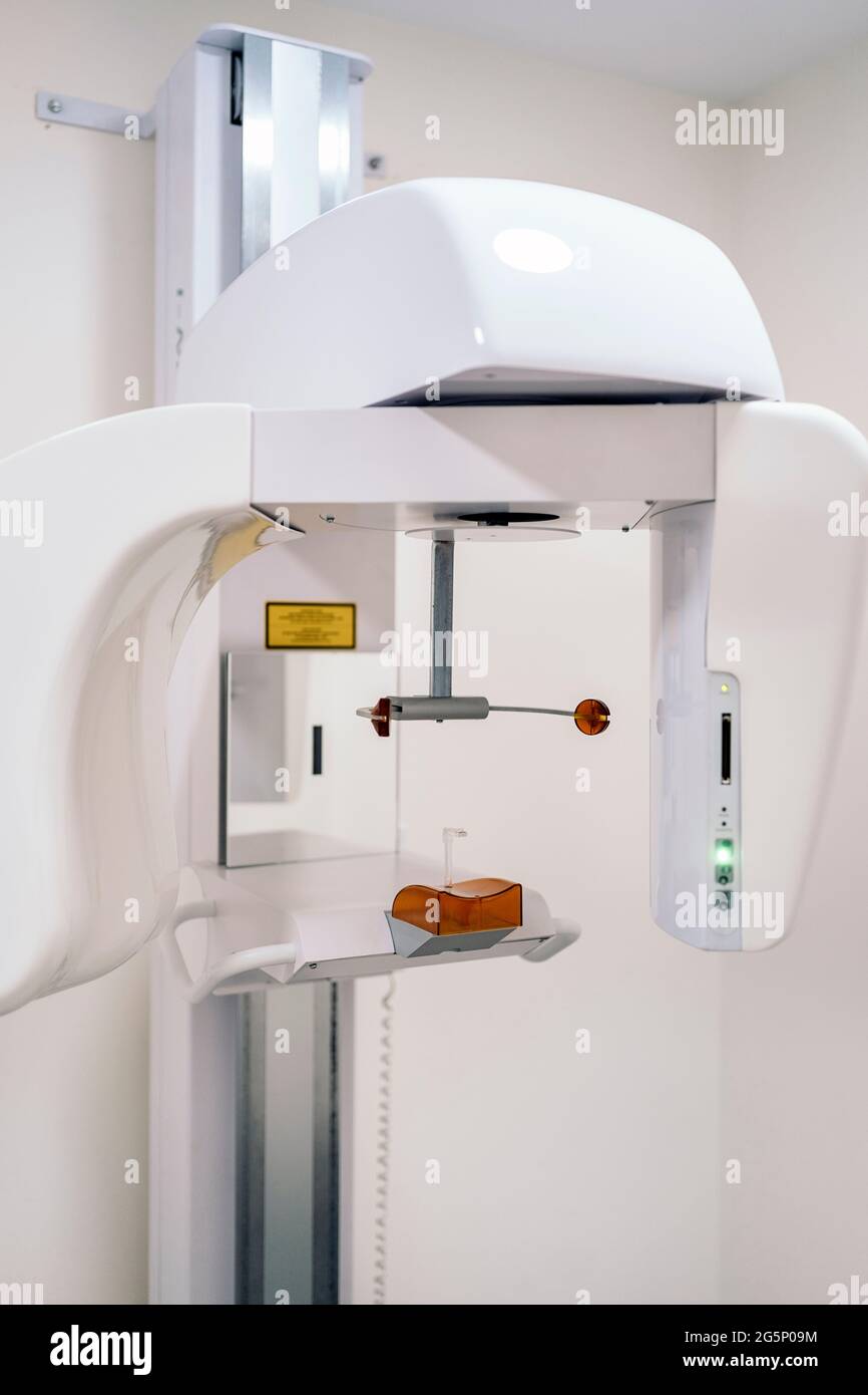 Modern x- ray machine used in dental clinic Stock Photo - Alamy