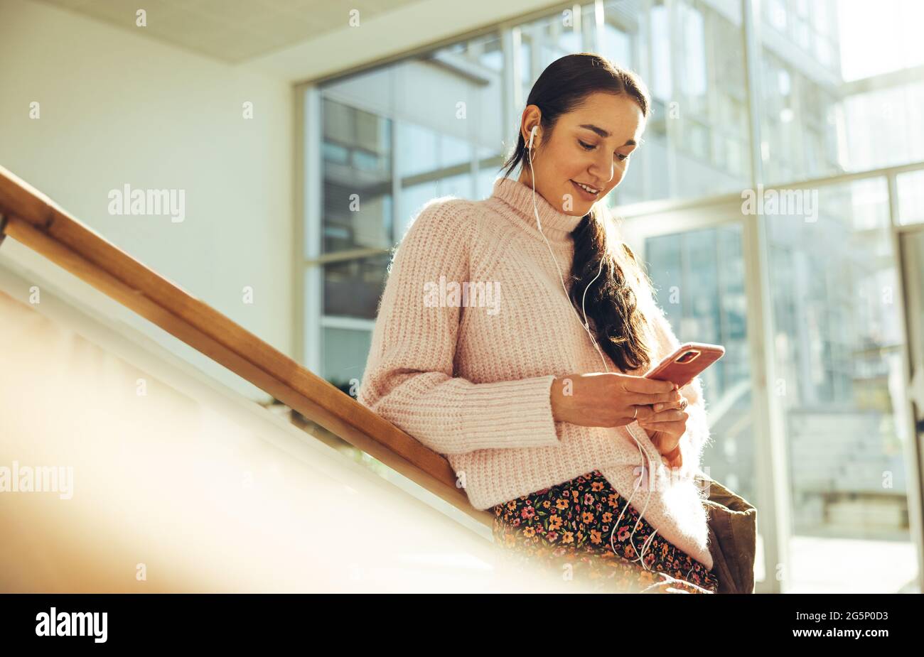 Female college student standing campus hi-res stock photography and ...