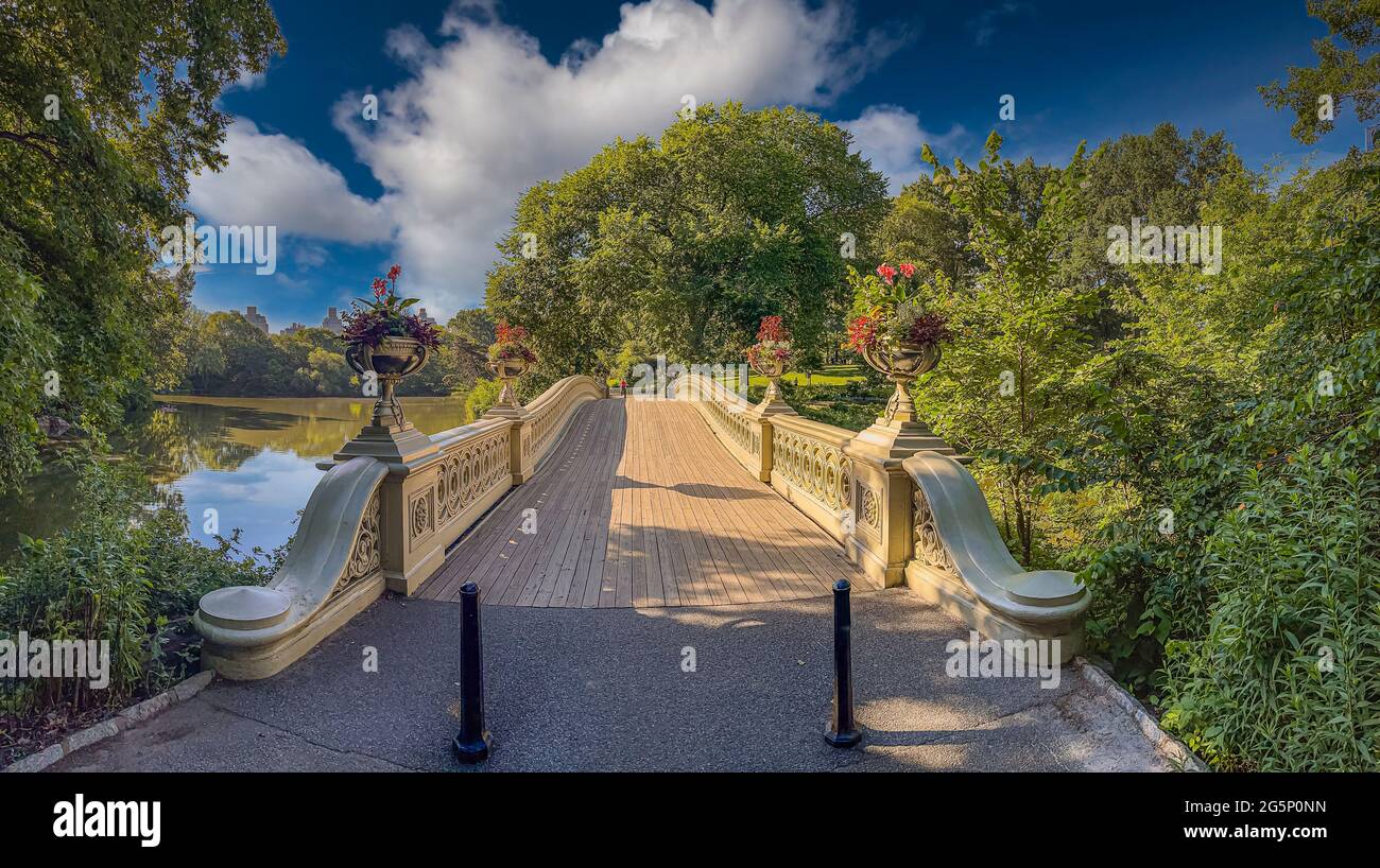 Bow bridge, Central Park, New York City Stock Photo - Alamy