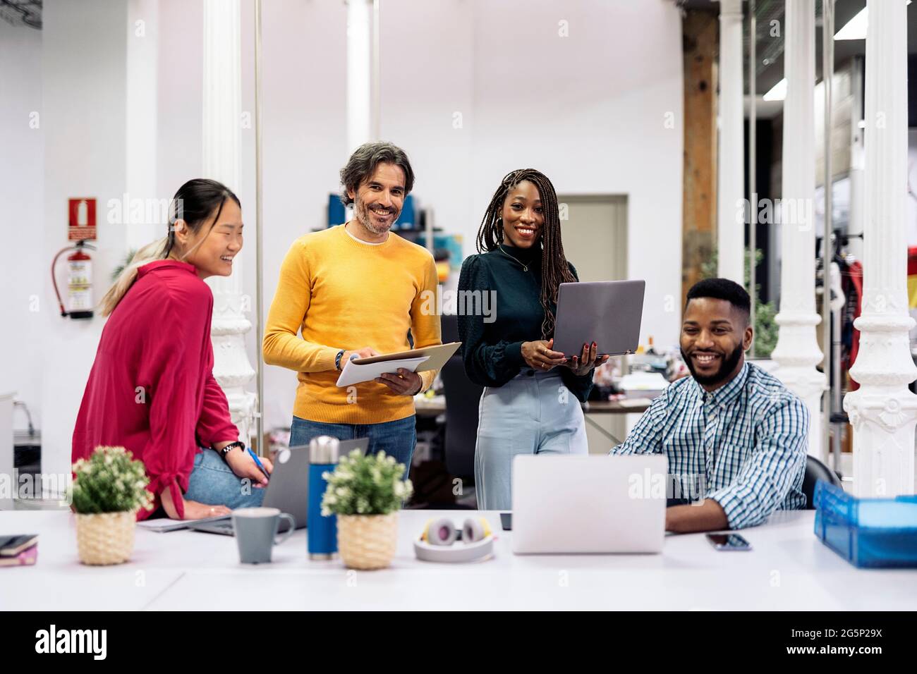 Co work together hi-res stock photography and images - Alamy