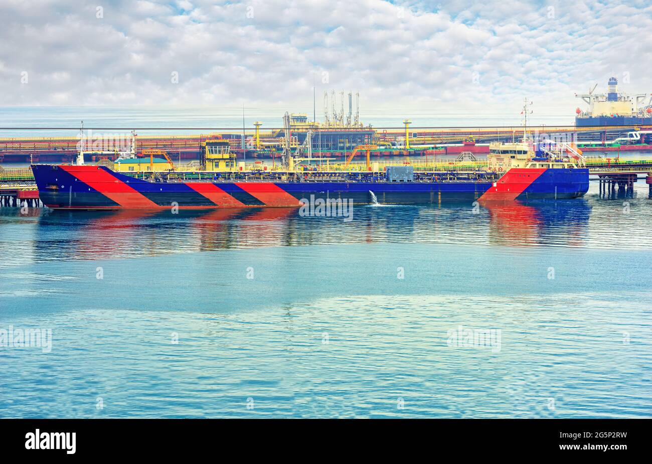 Oil loading hi-res stock photography and images - Alamy