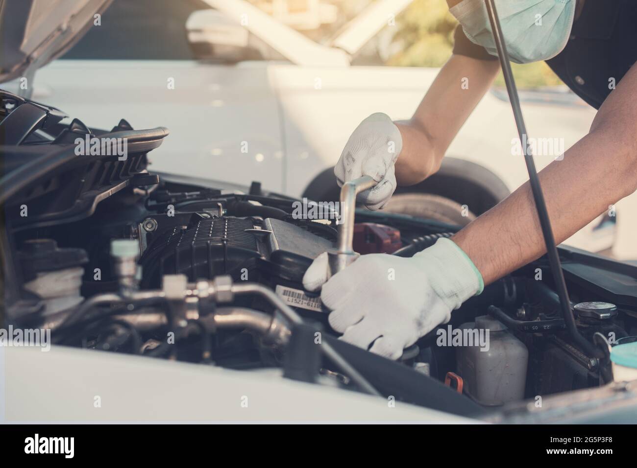 Maintenance repairman hi-res stock photography and images - Alamy