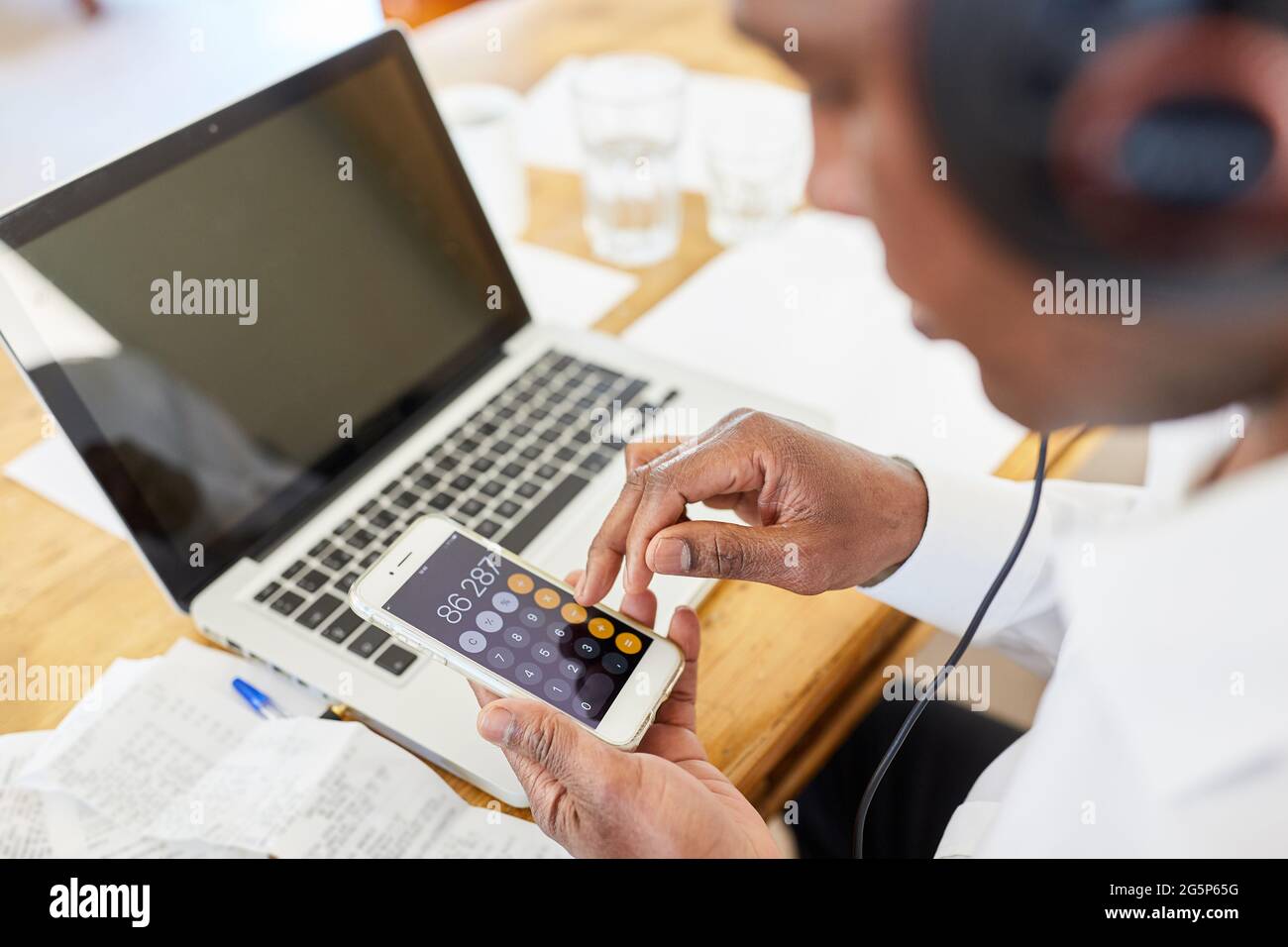 Man internet banking at home hi-res stock photography and images - Alamy