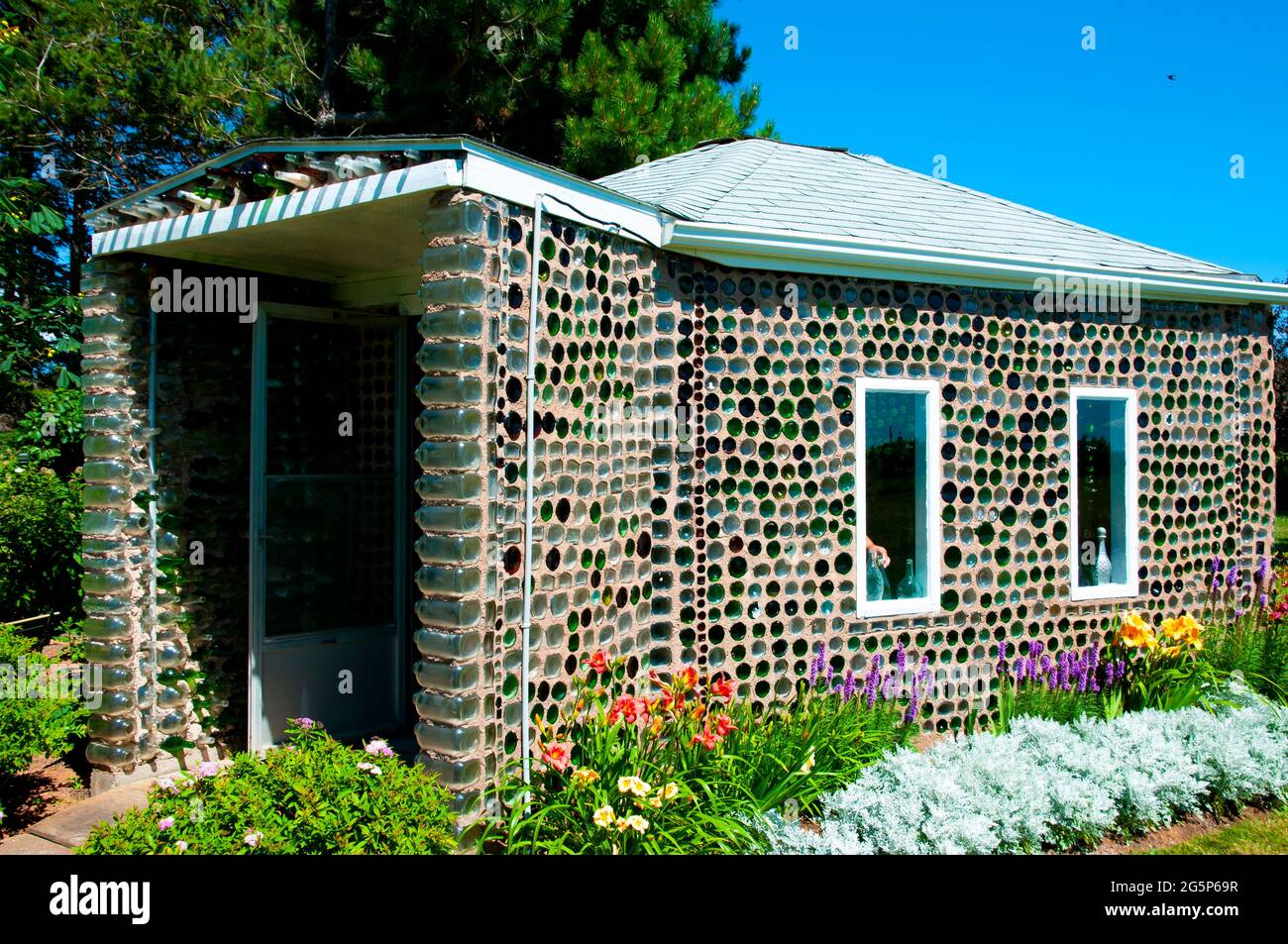 The bottle house hi-res stock photography and images - Alamy