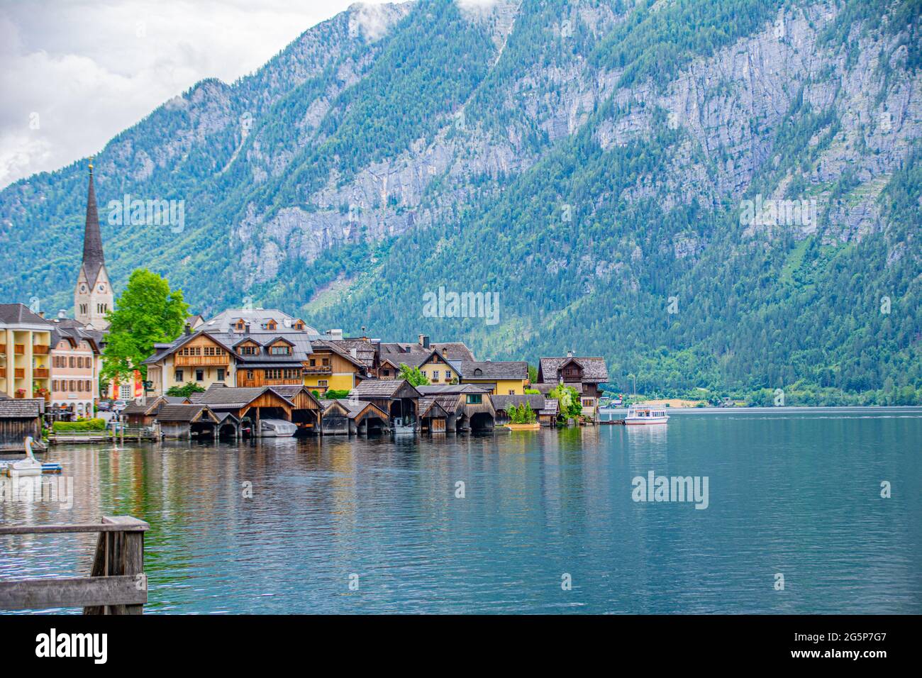 Historic Halstatt town with lake and Alps mountain at the background in ...
