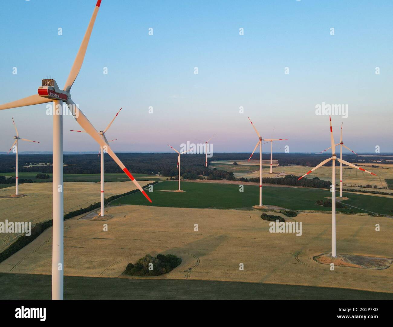 Jacobsdorf, Germany. 28th June, 2021. Wind turbines at the "Odervorland ...