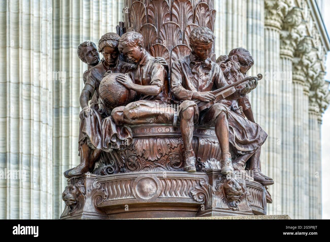 New York State Education Building sculptures by Charles Keck flank the ...