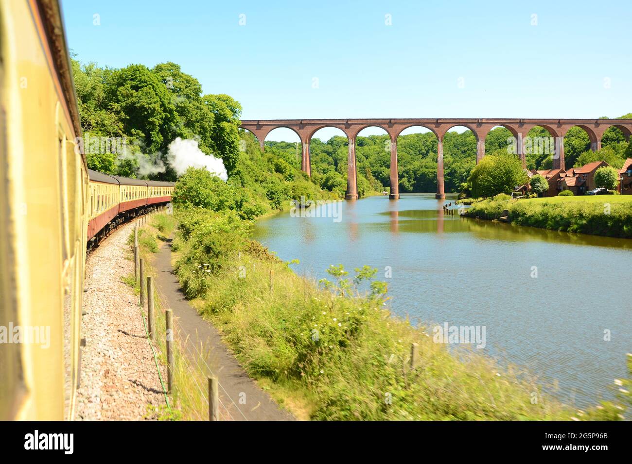 Whitby railway arch hi-res stock photography and images - Alamy