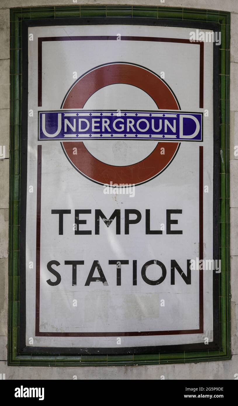 Embankment station sign hi-res stock photography and images - Alamy
