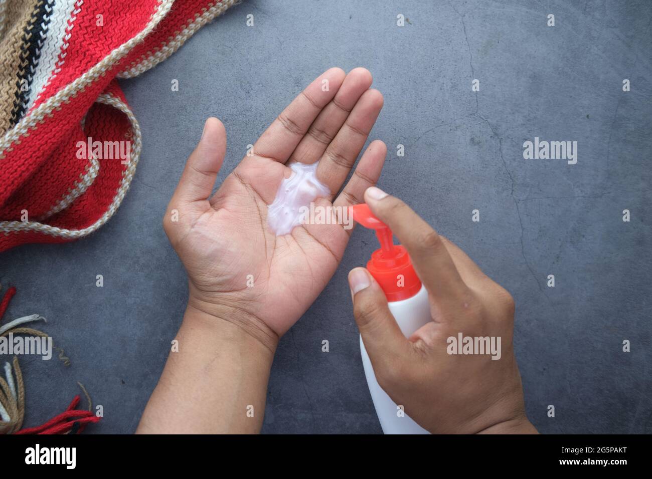 man's hand using liquid soap on black background Stock Photo - Alamy
