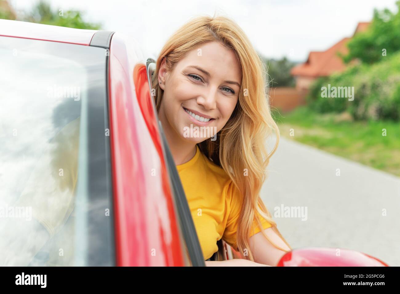 Happy beautiful woman drives a car Stock Photo - Alamy