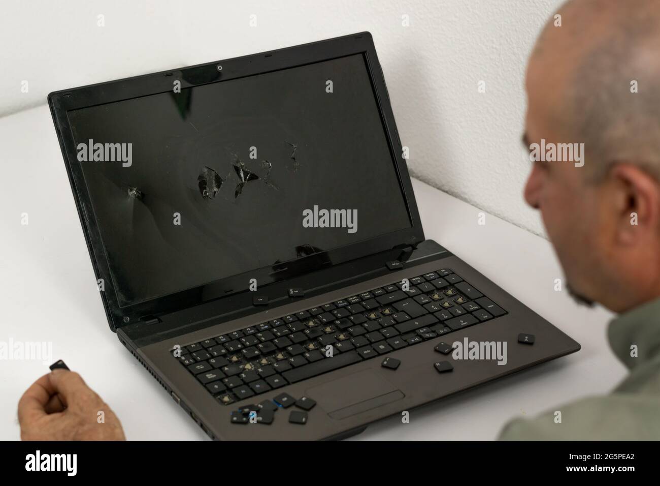 man breaking pc with hammer Stock Photo - Alamy