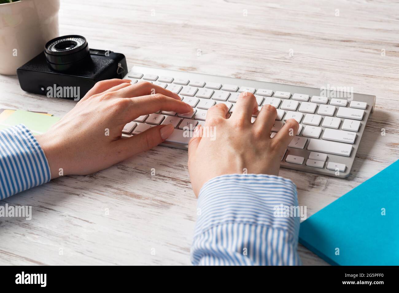 Photo freelancer lady typing hi-res stock photography and images - Alamy