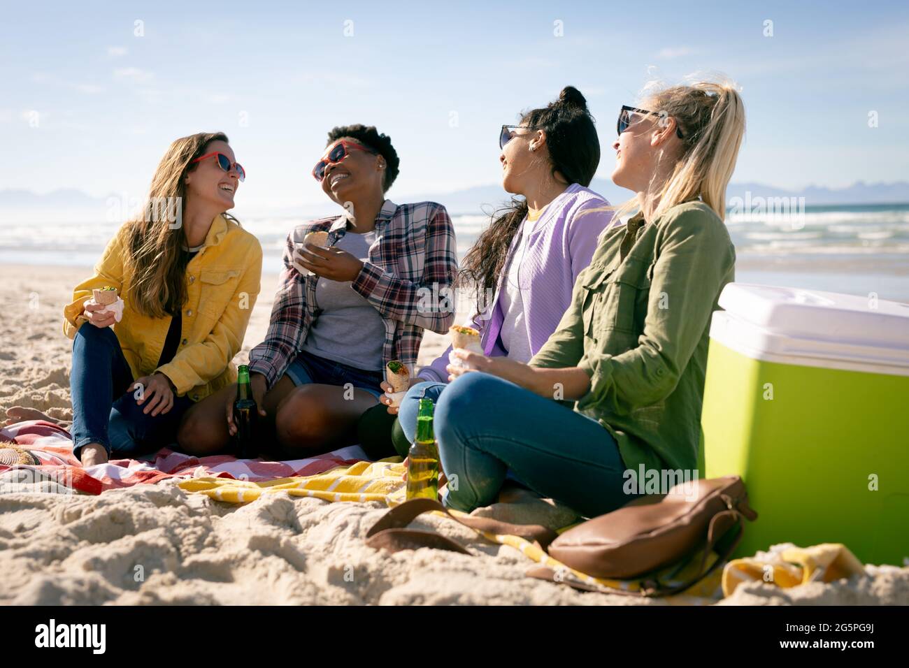 Group of female friends laughing hi-res stock photography and images ...