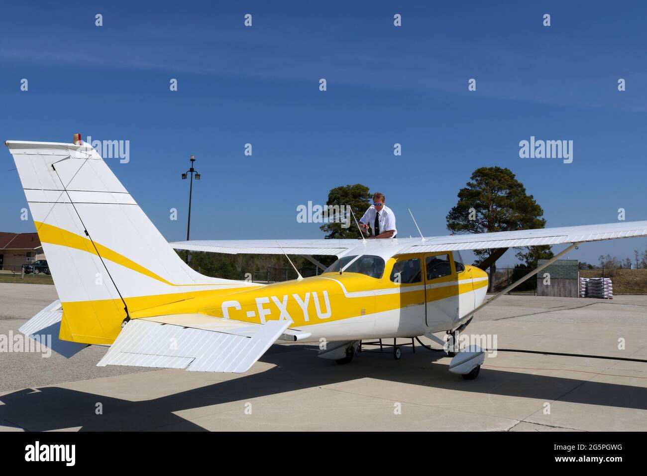 Man fueling plane hi-res stock photography and images - Alamy