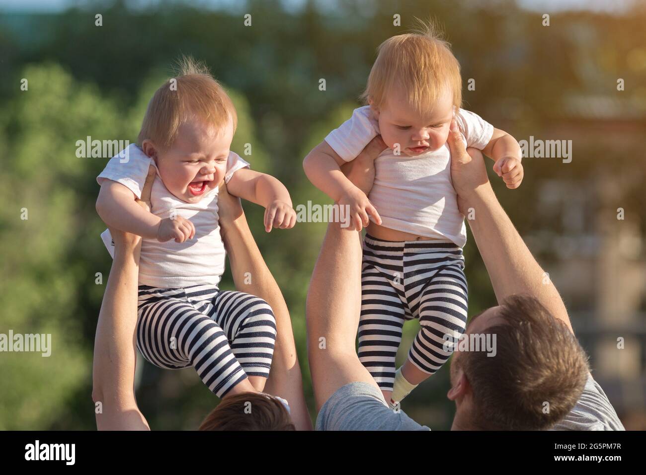 Back of kids heads hi-res stock photography and images - Alamy