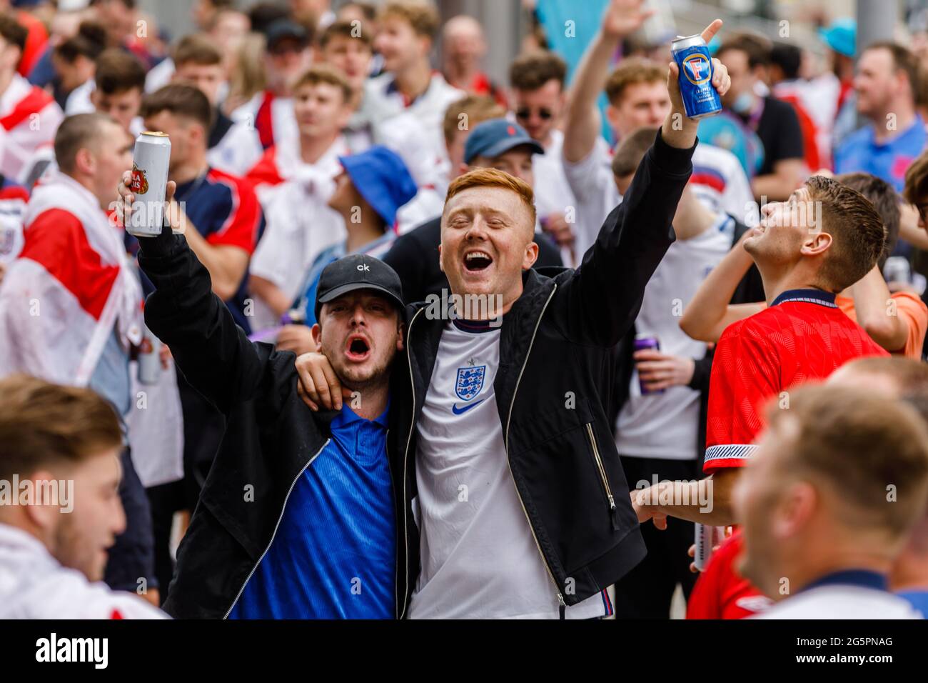 Singing football supporters hi-res stock photography and images - Alamy