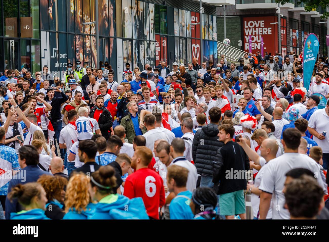 Singing football supporters hi-res stock photography and images - Alamy