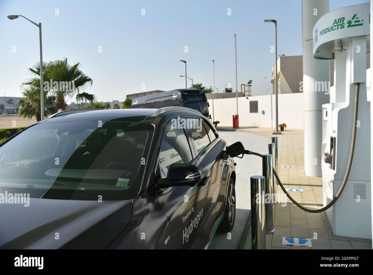 (210629) -- DHAHRAN, June 29, 2021 (Xinhua) -- A car is fuelled with ...