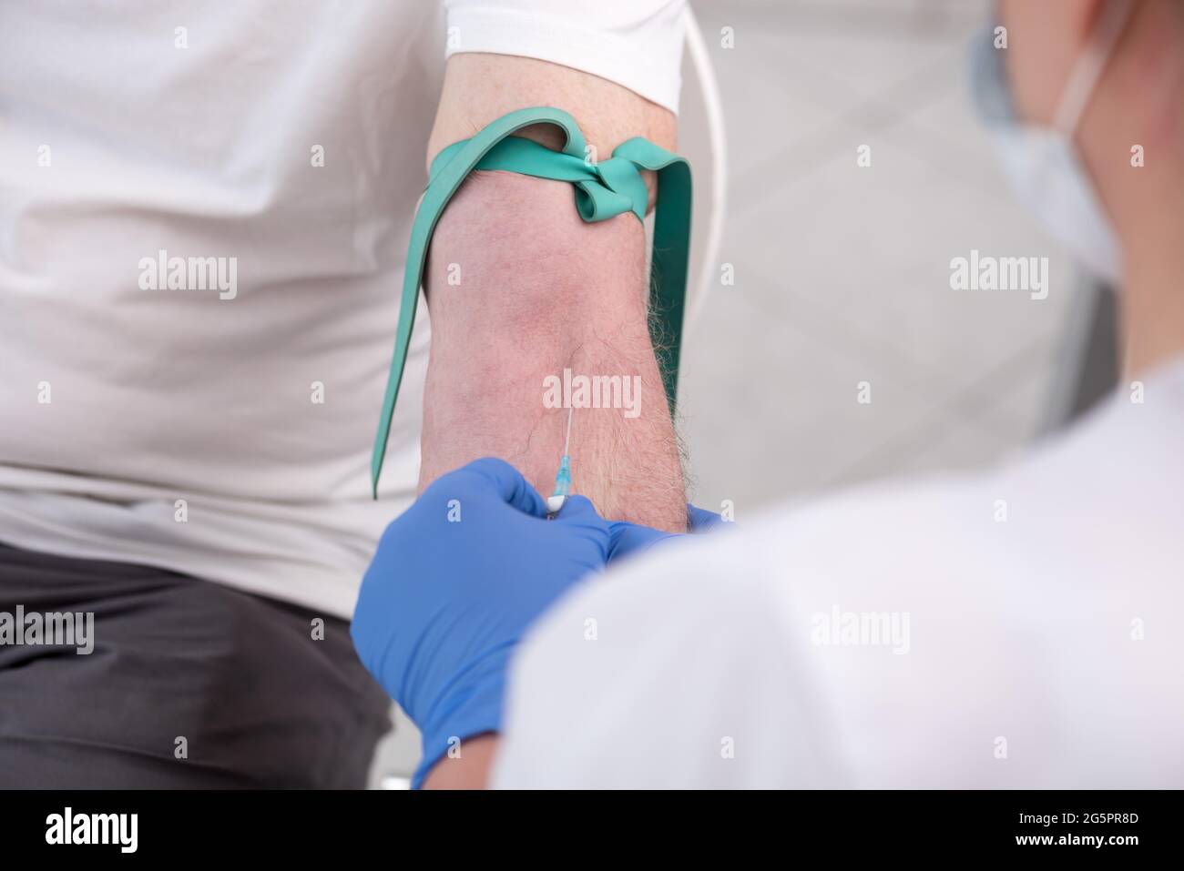 Injection of a catheter in the arm of a patient Stock Photo - Alamy