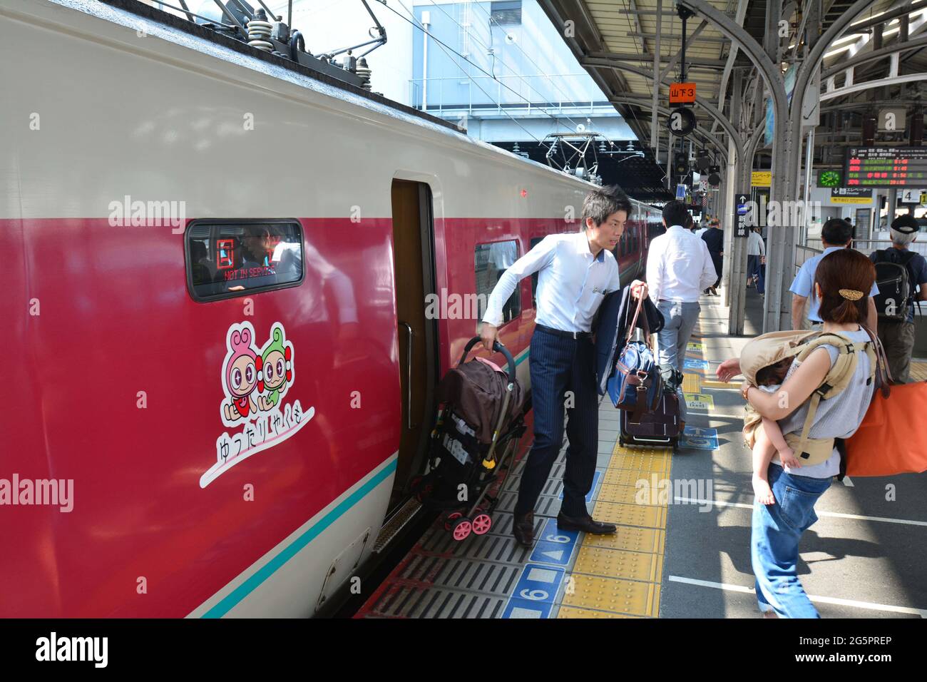 JAPON. KYOTO. FAMILY GETTING OUT A SPECIAL FAMILY WAGON OF A SPEED ...
