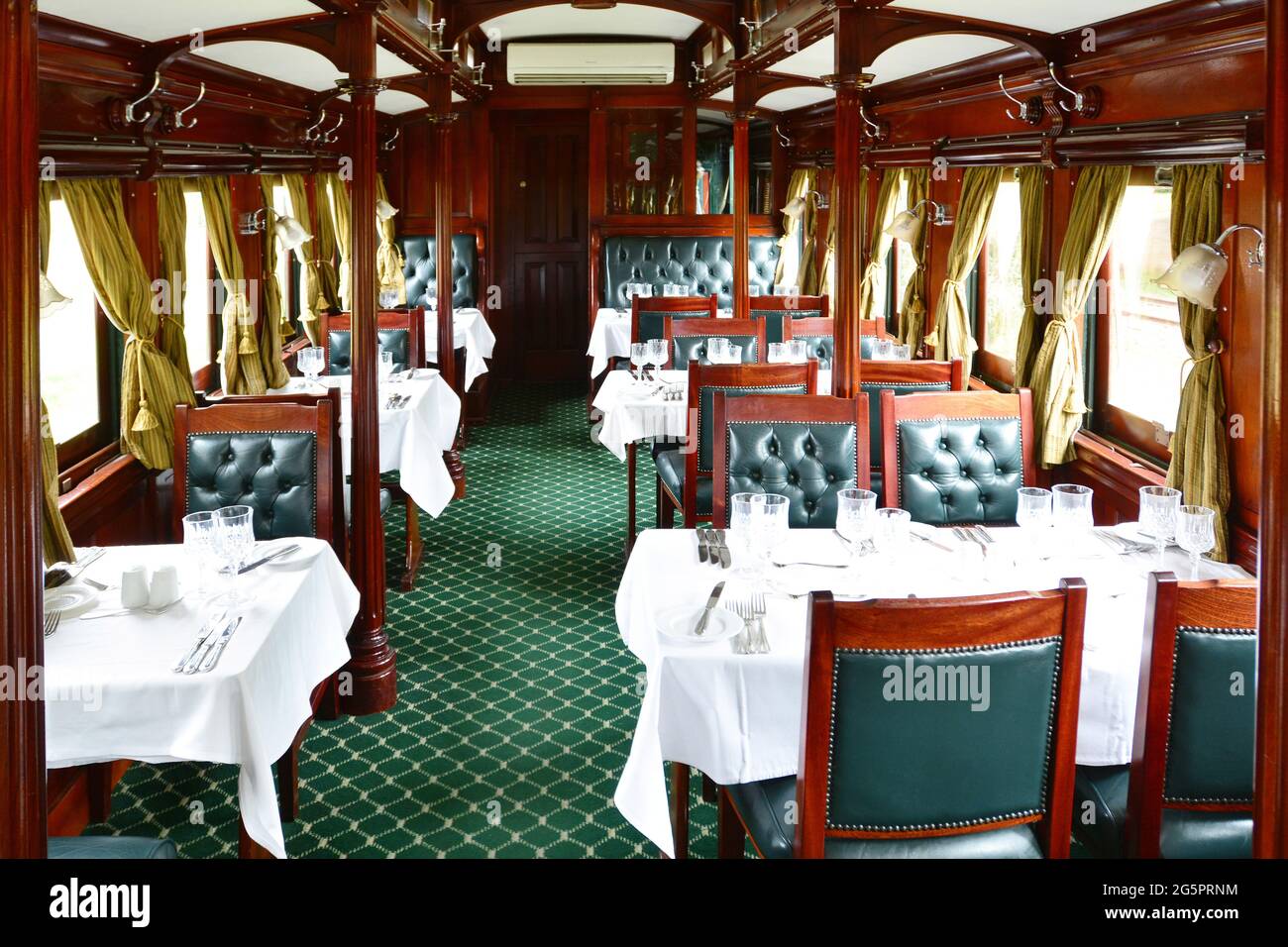 Train diner car hi-res stock photography and images - Alamy