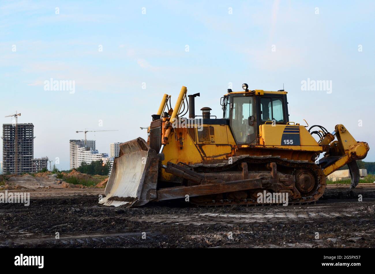 Track-type bulldozer, earth-moving equipment. Land clearing, grading ...