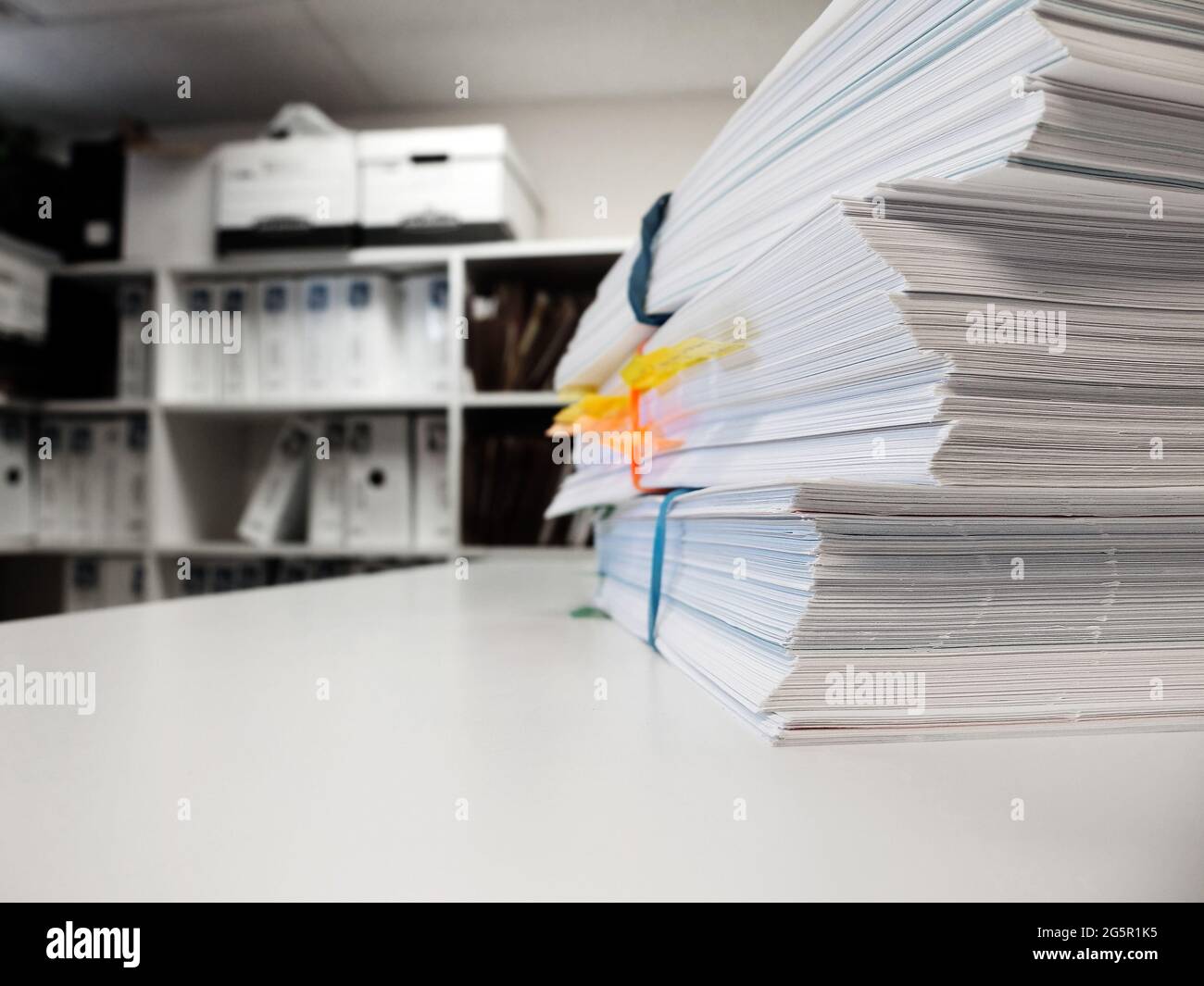 Overflowing office hi-res stock photography and images - Alamy