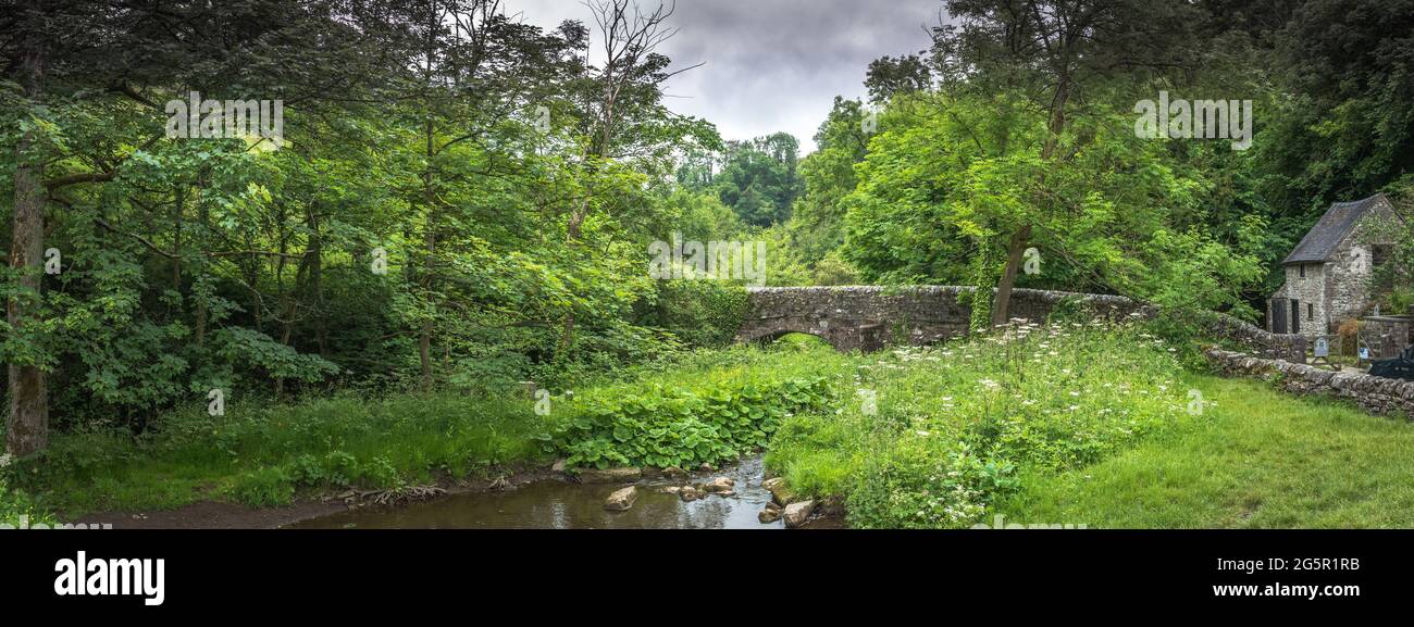 Peak district summer stone bridge hi-res stock photography and images ...