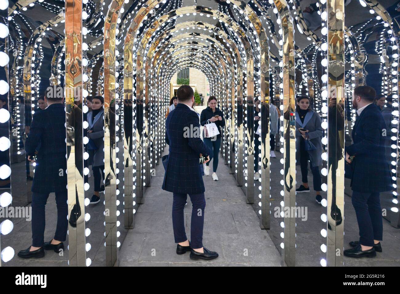 UNITED KINGDOM. ENGLAND. LONDON. COVENT GARDEN. VISITORS IN THE COVENT ...