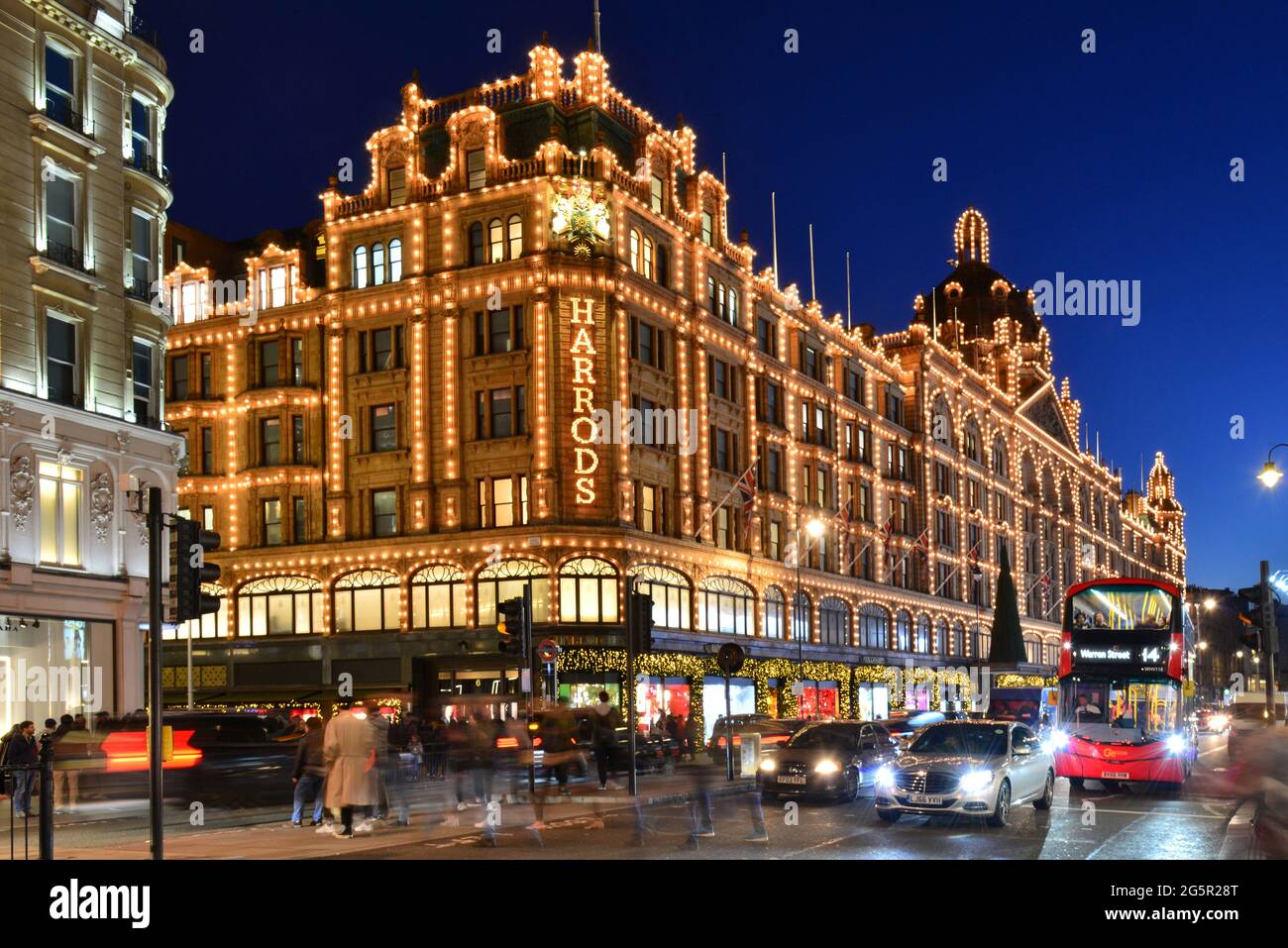 UNITED KINGDOM. ENGLAND. LONDON. KNIGHTSBRIDGE. HARRODS AT NIGHT. THIS ...