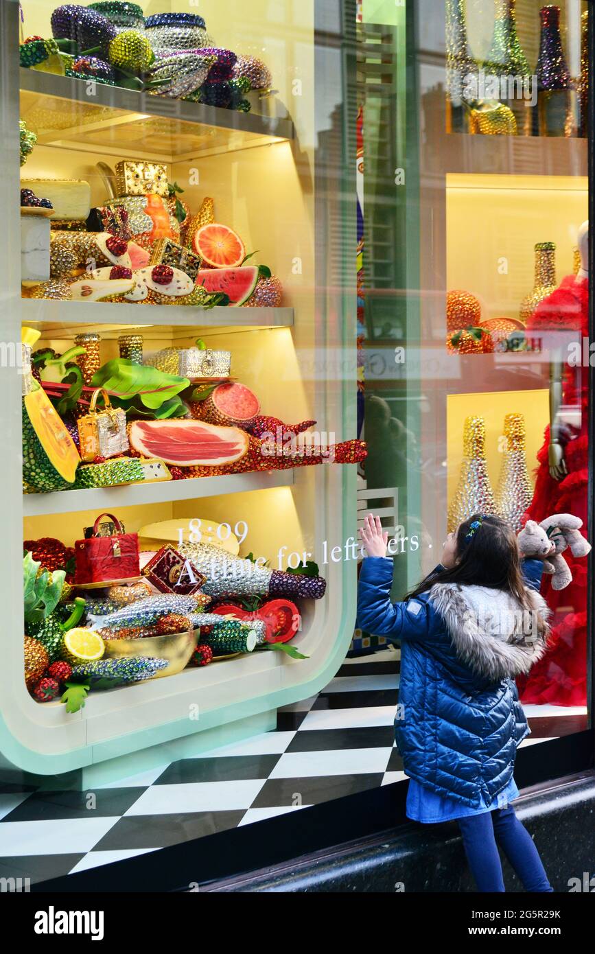 Harrods windows hi-res stock photography and images - Alamy