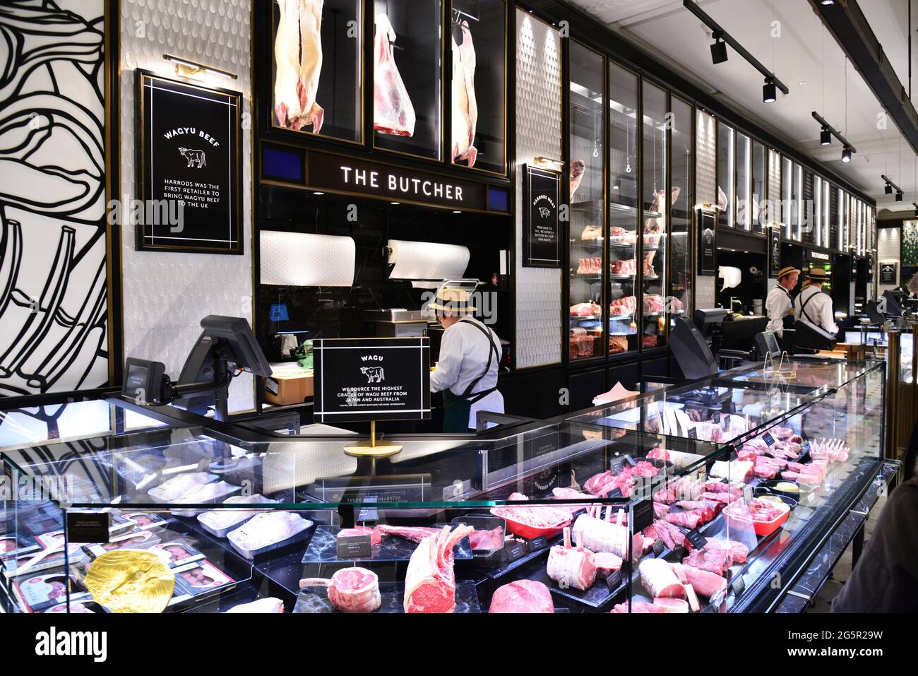 UNITED KINGDOM. ENGLAND. LONDON. KNIGHTSBRIDGE. THE BUTCHER AT HARRODS ...