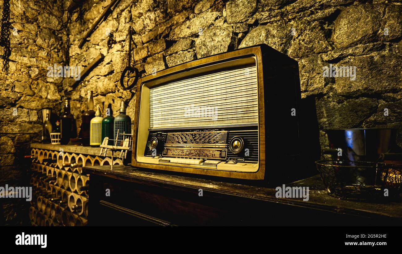 old radio from the thirties of the last century, which is still working ...