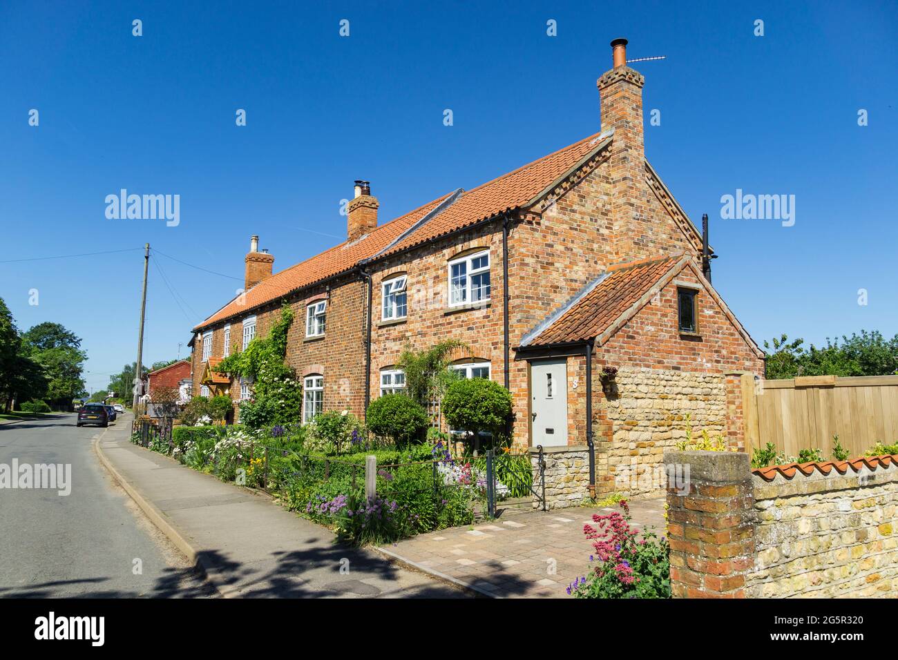 Two adjoined cottages hi-res stock photography and images - Alamy