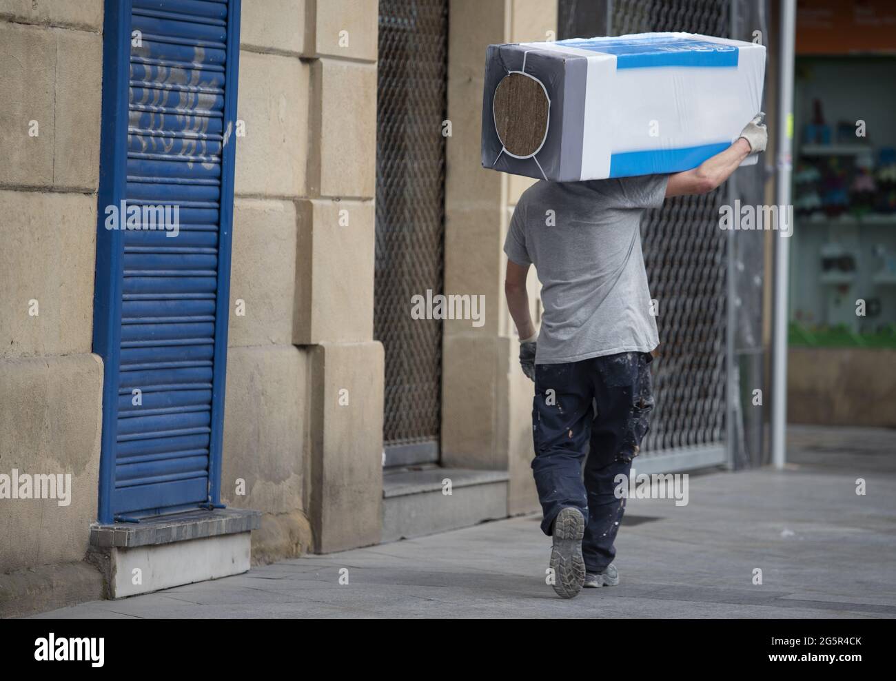 Man carry box on shoulder hi-res stock photography and images - Alamy