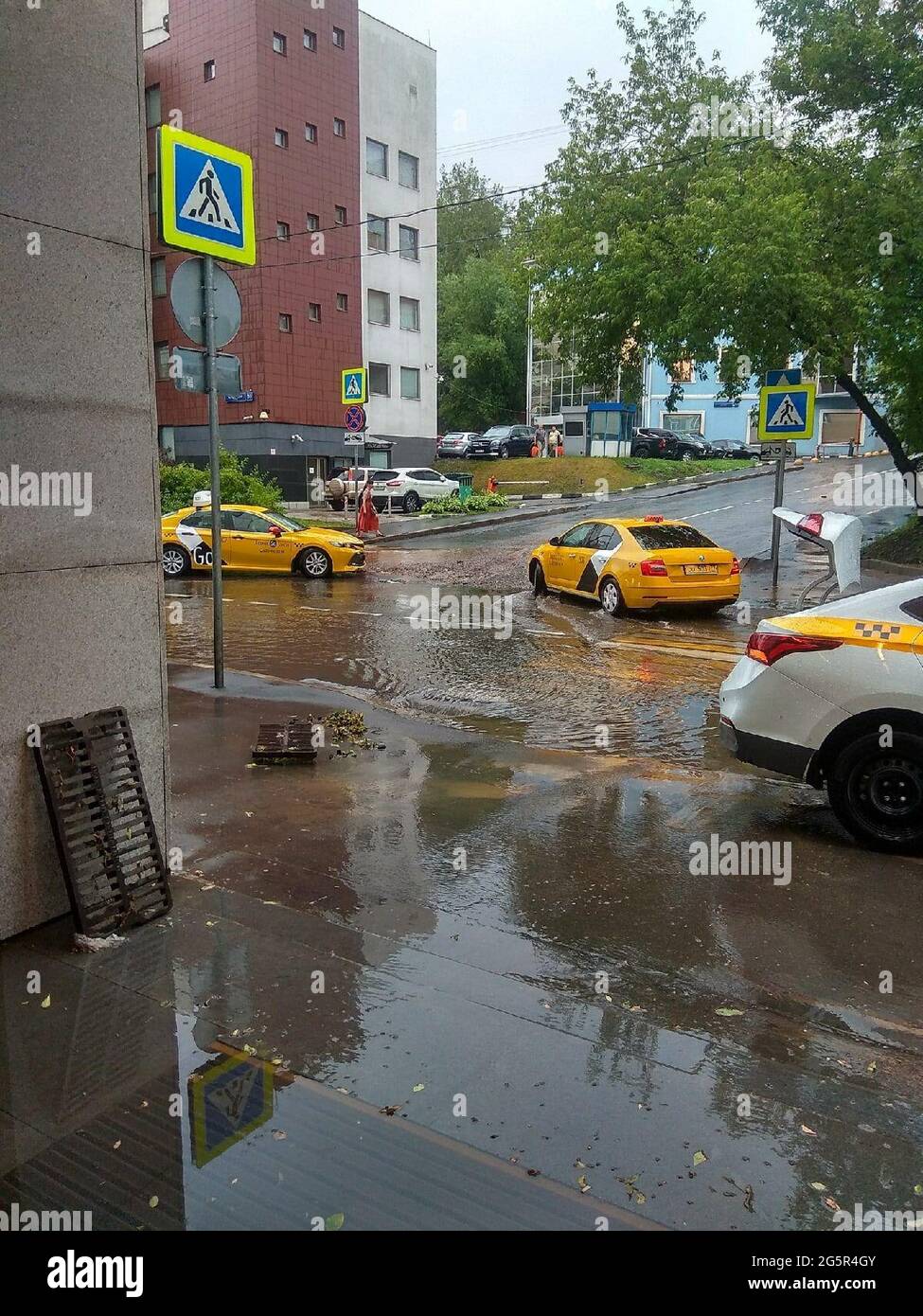 Heavy rain flooding metro hi-res stock photography and images - Alamy