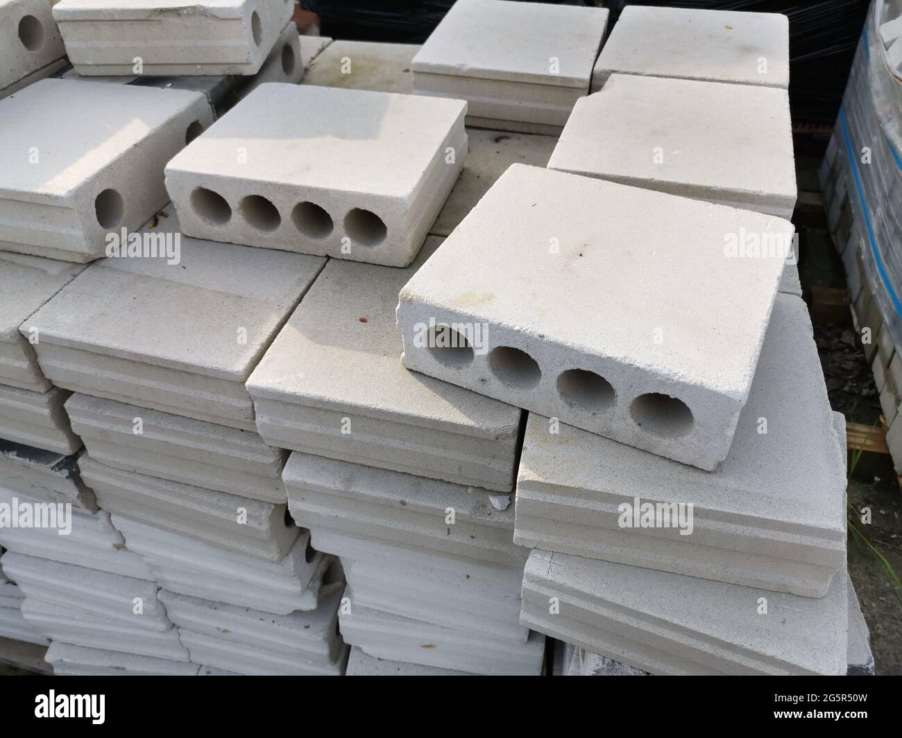 Stone cinder blocks hi-res stock photography and images - Alamy
