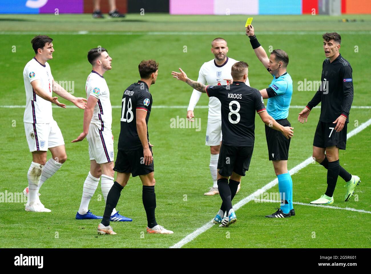 Declan rice foul hi-res stock photography and images - Alamy