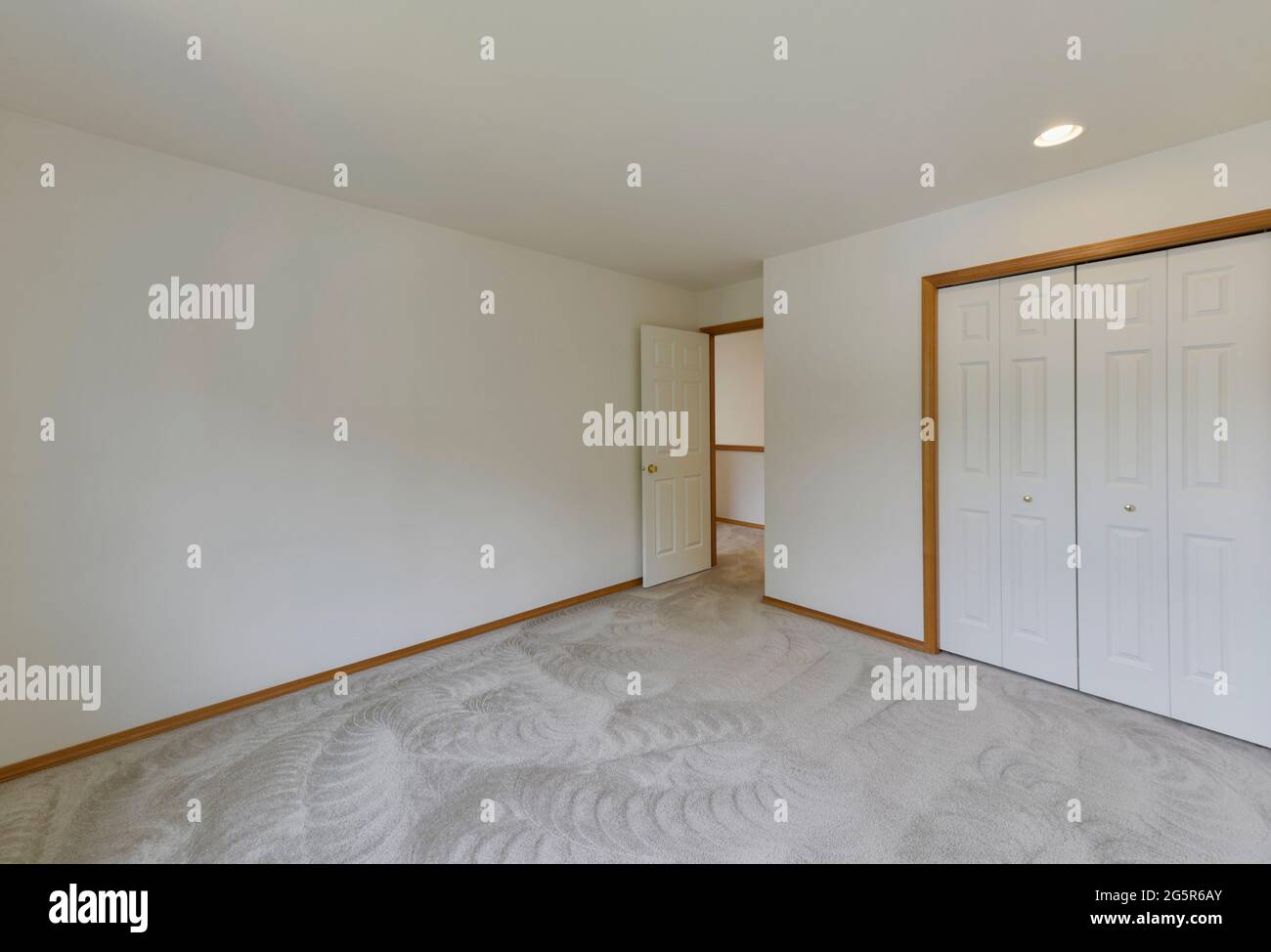 Modern empty residential bedroom interior Stock Photo - Alamy